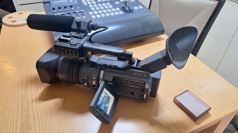 (판매완료)SONY DSR PD-150 6mm 카메라 + 마이크 + 밧데리-F-970 - 상태 A급 - 수입오디오-장터 - 소리전자