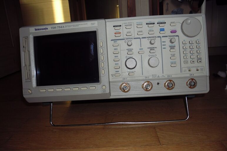 소리전자 - Tektronix TDS754A Oscilloscope, 500 MHz, 4Ch, 2GS